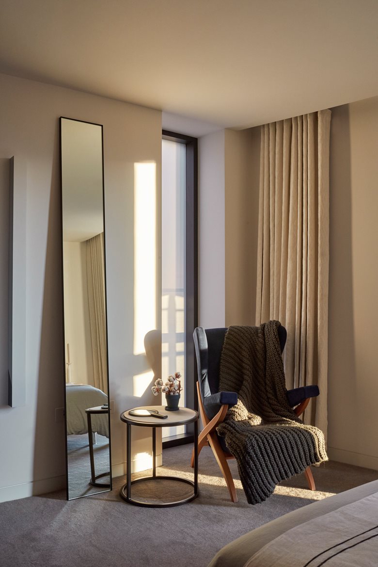 Poltrona imbottita in tessuto con braccioli FIORENZA - arflex